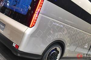 トヨタ斬新「ヤリス」特別な“艶消しブラック仕様”がカッコイイ！ クールな「筆記体ロゴ」採用に込められた“熱い想い”とは！ トヨタの「人気コンパクトカー」茨城トヨペットから寄贈！（くるまの ...