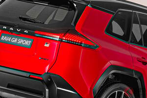 約800万円！ “7年ぶり全面刷新”のトヨタ新型「RAV4」発表！ “300馬力超え”もアリ＆全長4.6m級の「ちょうどいいサイズ」採用！ 大人気SUVついに伊国で発売（くるまのニュース ...