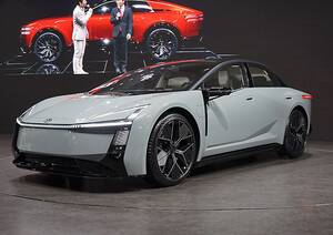 「えっ、マジだったの!?」レクサス新型「LSコンセプト」世界初公開 レクサスの新フラッグシップモデルは なんと“6輪ミニバン”で登場（VAGUE） | 自動車情報・ニュース - carview!